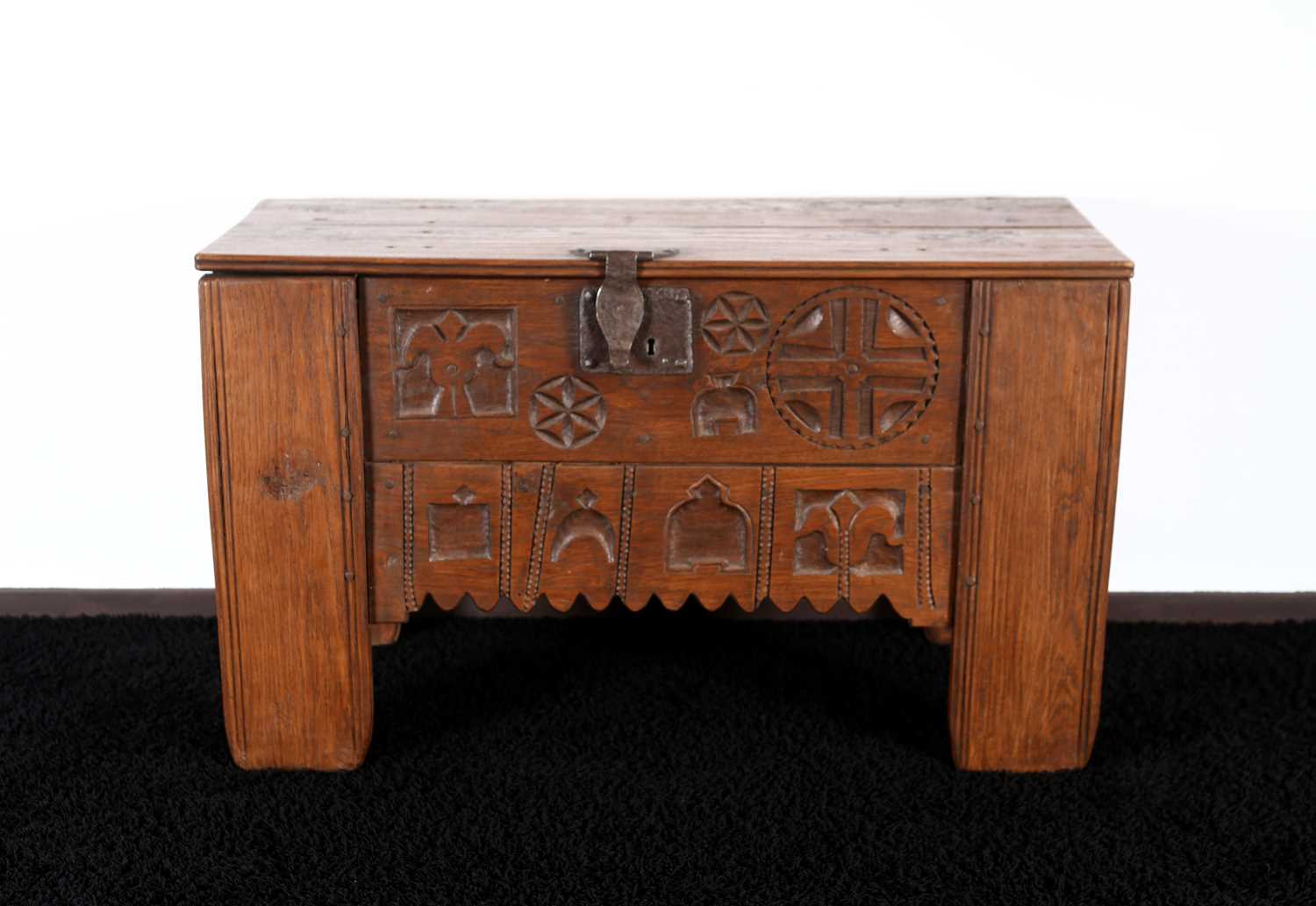 Lot 129 - Rechthoekige eikenhouten ‘tuug’kist